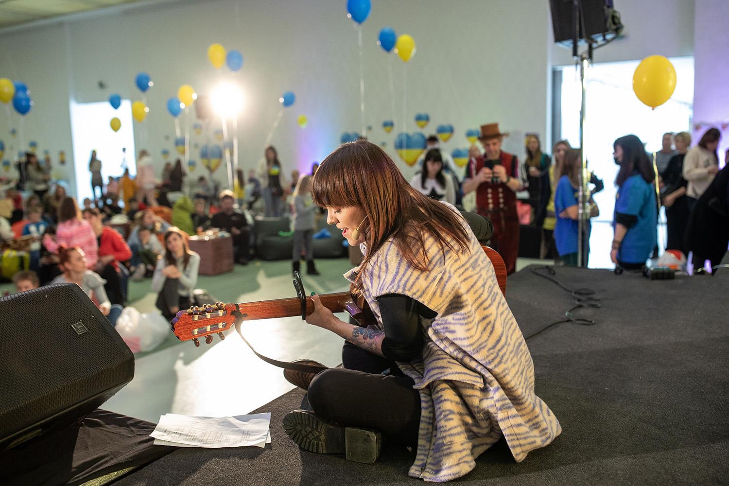 Garsi dainininkė su karu ragina nesusigyventi - ukzinios.lt