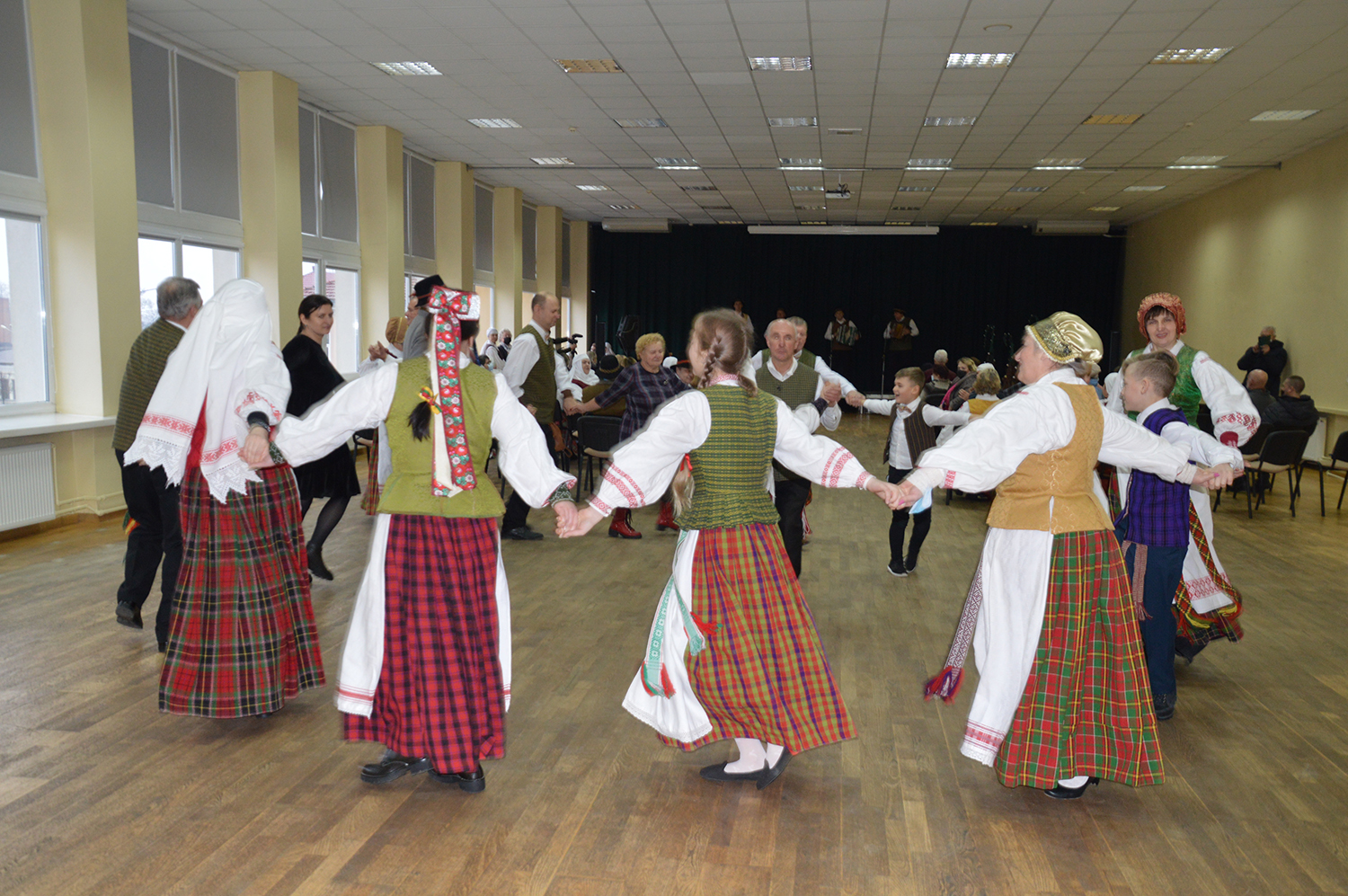 Pakvietė dainuoti ir šokti - ukzinios.lt