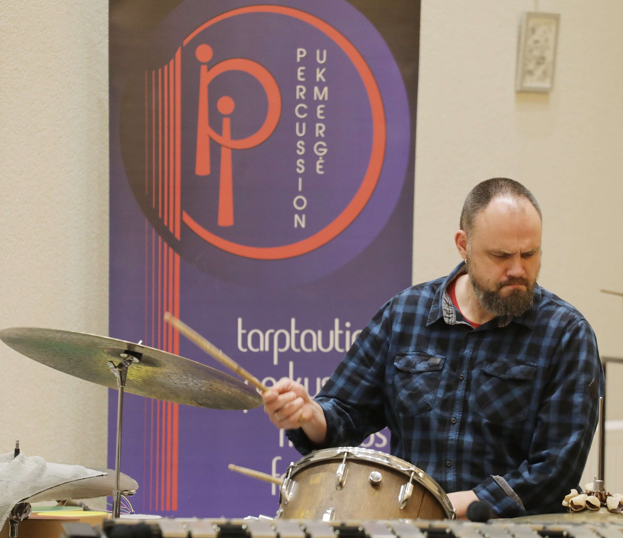 Festivalio „Percussion Ukmergė 2025“ siela Arnas Mikalkėnas į perkusiją ...